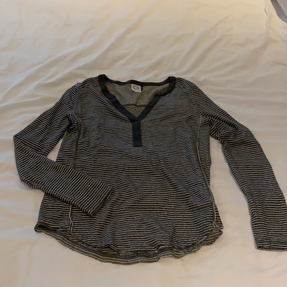 Akemi + Kin | Tops | Akemi Kin Long Sleeve Top With Subtle Gold Sparkle ...